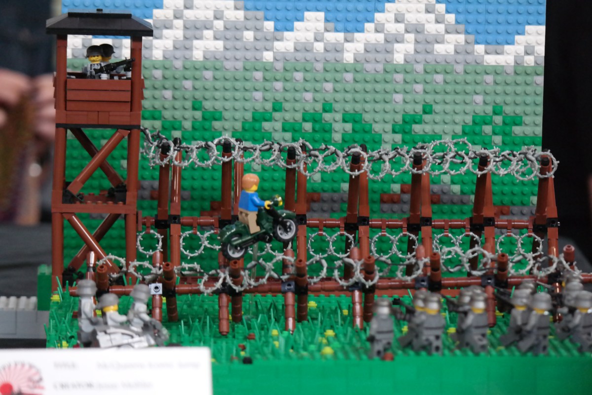 Barbed Wire Get Away MOC at World War Brick | World War Brick